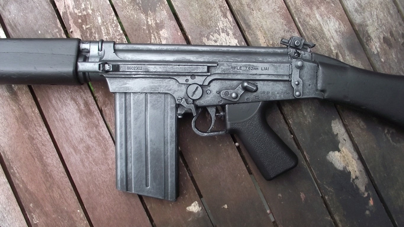 SLR L1A1 Self-Loading Rifle, rubber rifle – Shoot & Scoot